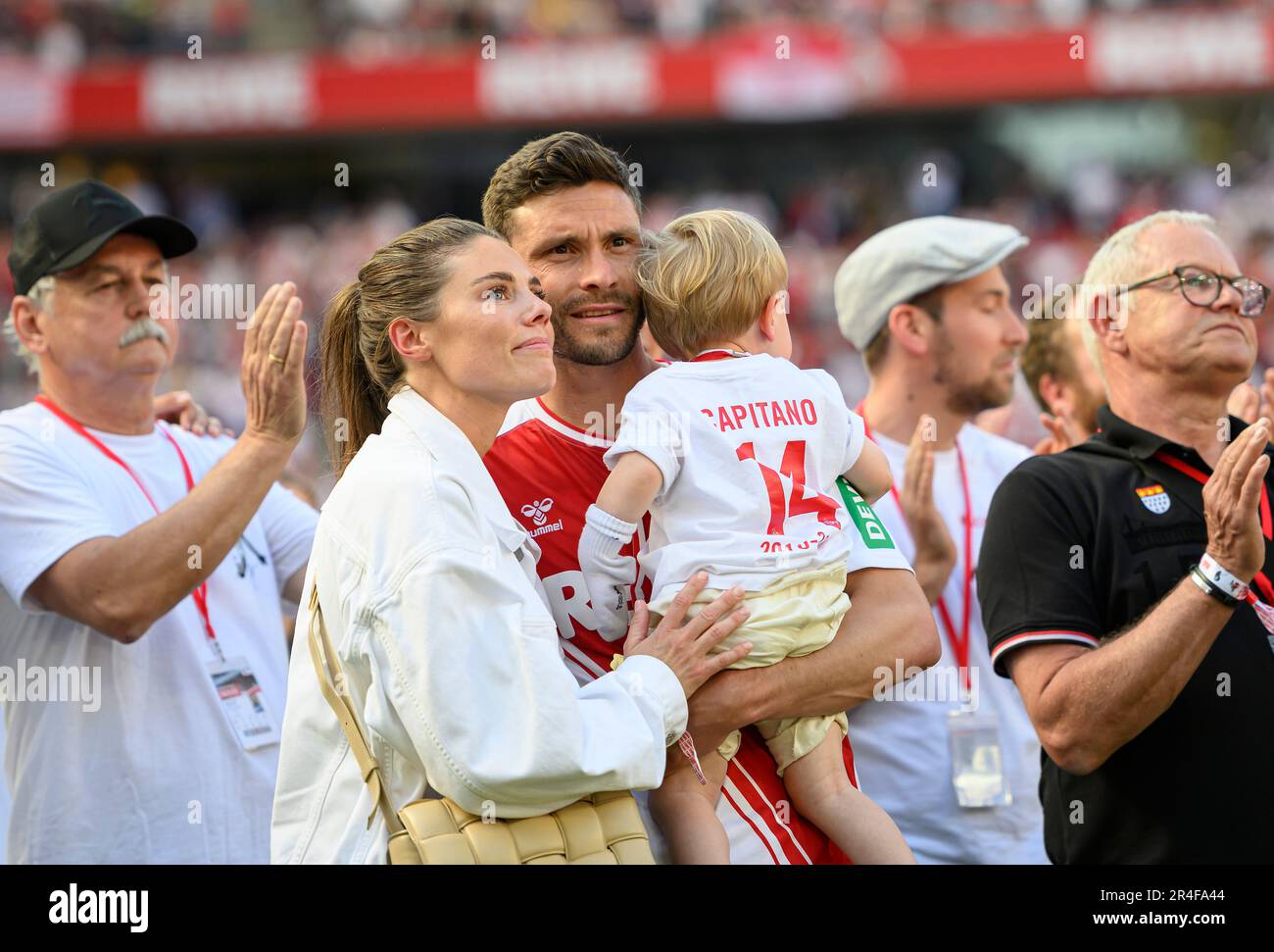 Addio a Jonas HECTOR (K) con la moglie Anika e il bambino dopo la ...