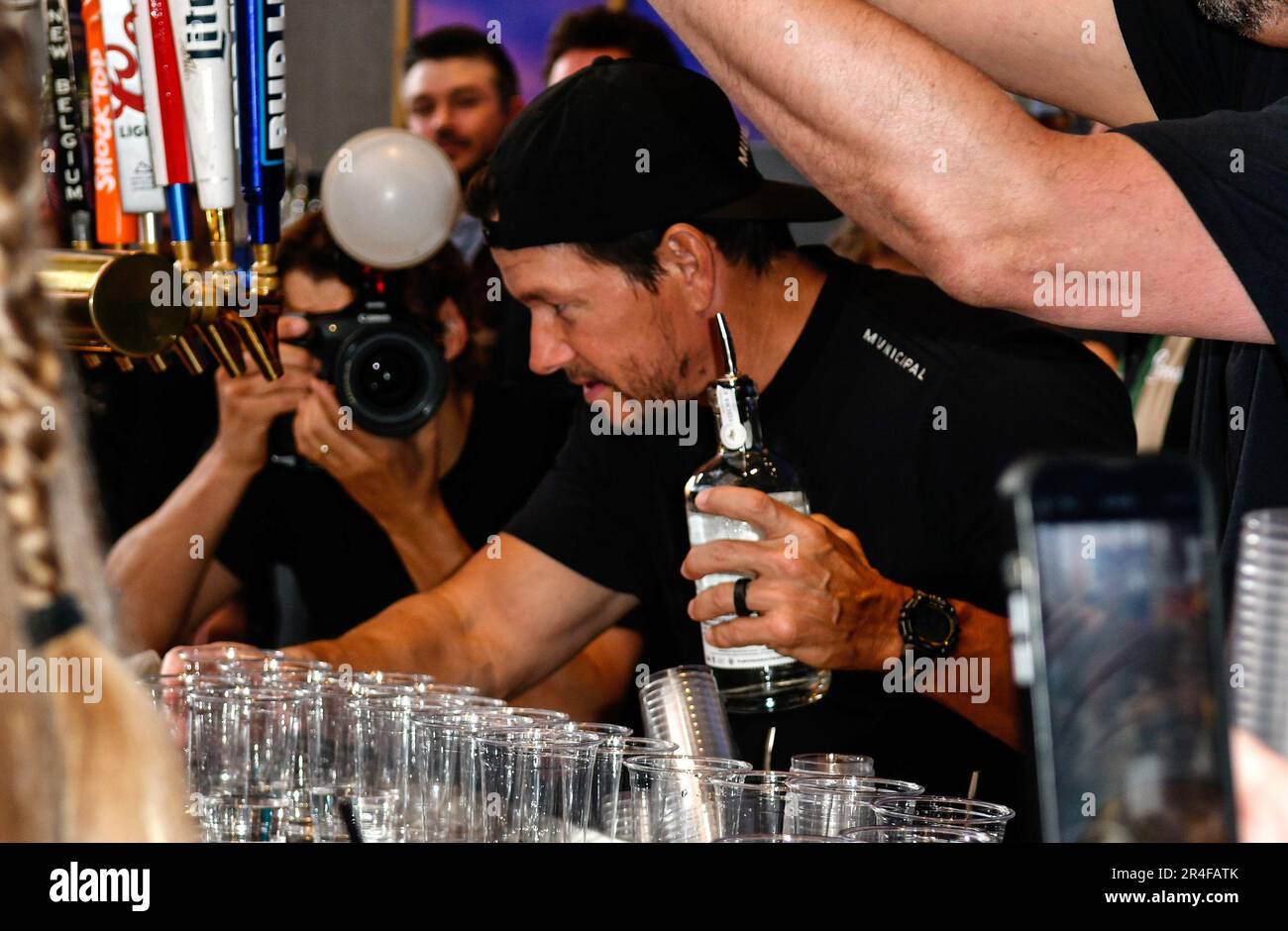 Mark wahlberg e flecha azul tequila al circa bar immagini e fotografie ...