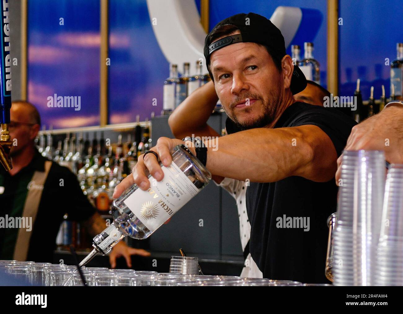 Mark wahlberg e flecha azul tequila al circa bar immagini e fotografie ...