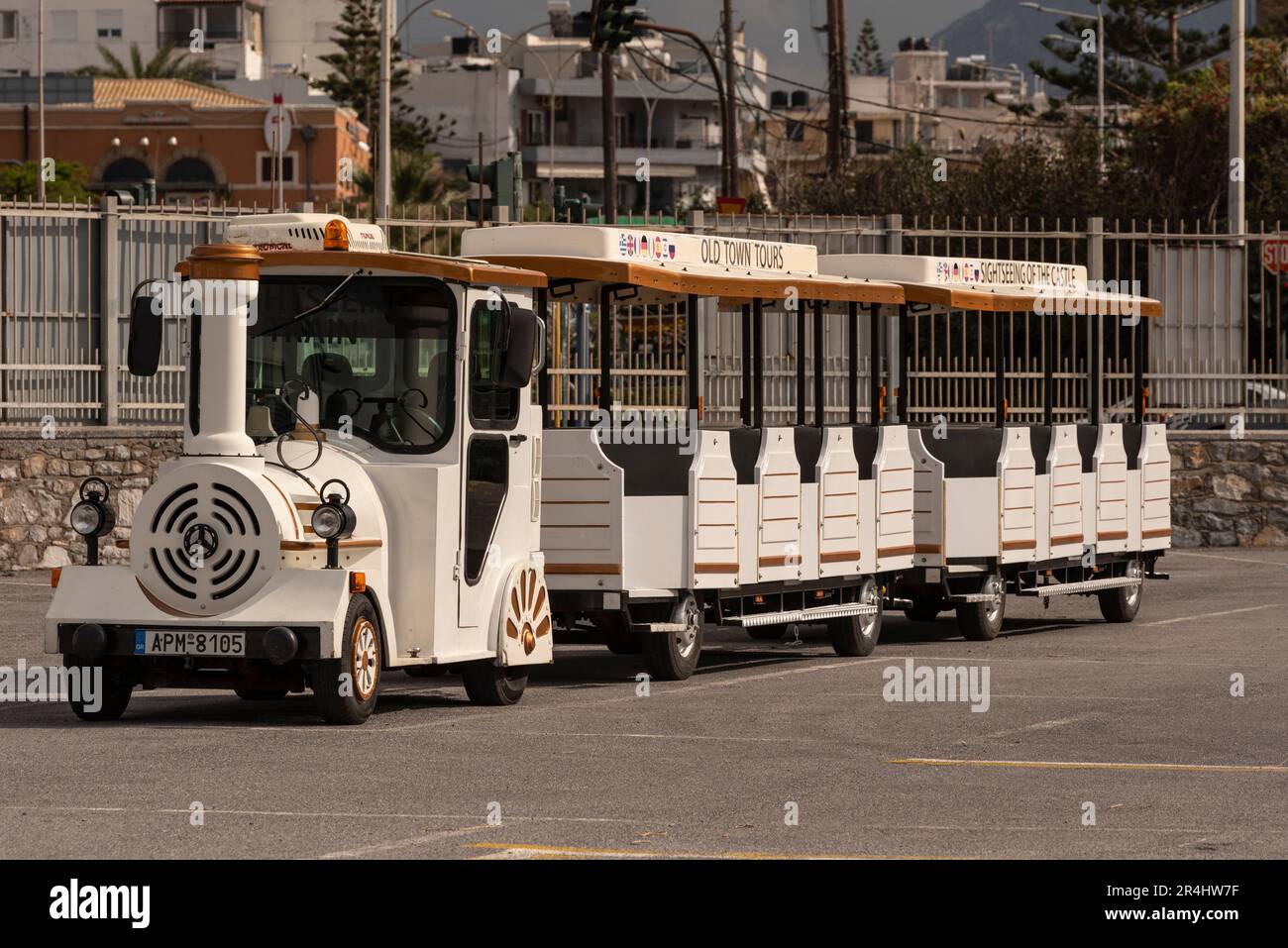 Candia, Creta, Grecia. 2023. Un treno stradale turistico bianco per ...