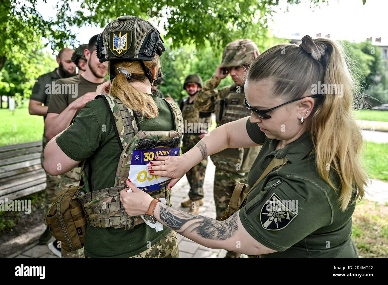 REGIONE DI ZAPORIZHZHZHIA, UCRAINA - 28 MAGGIO 2023 - Un servicewoman ...