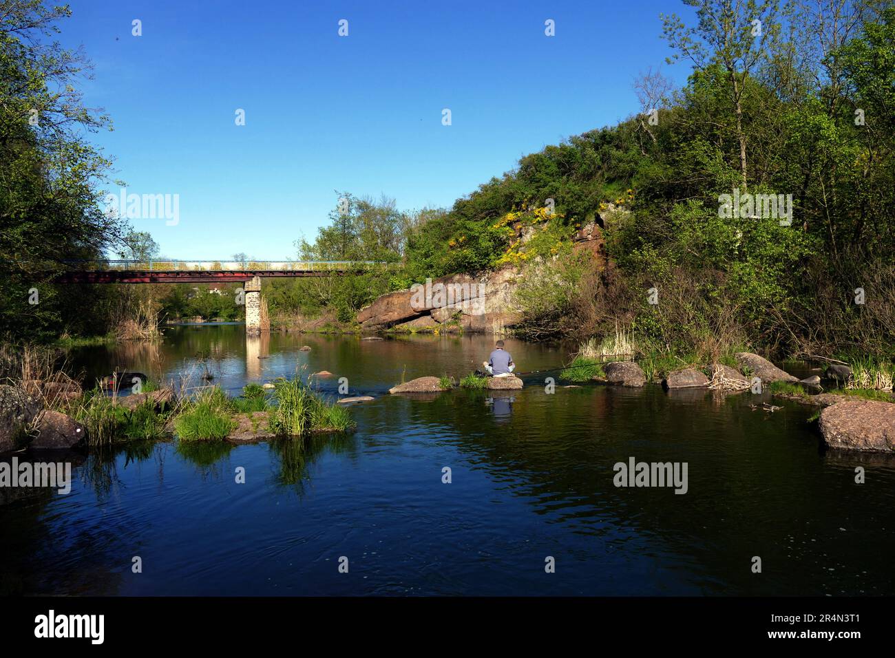 REGIONE DI CHERKASY, UCRAINA - 2 MAGGIO 2023 - Un uomo pesca sul fiume ...