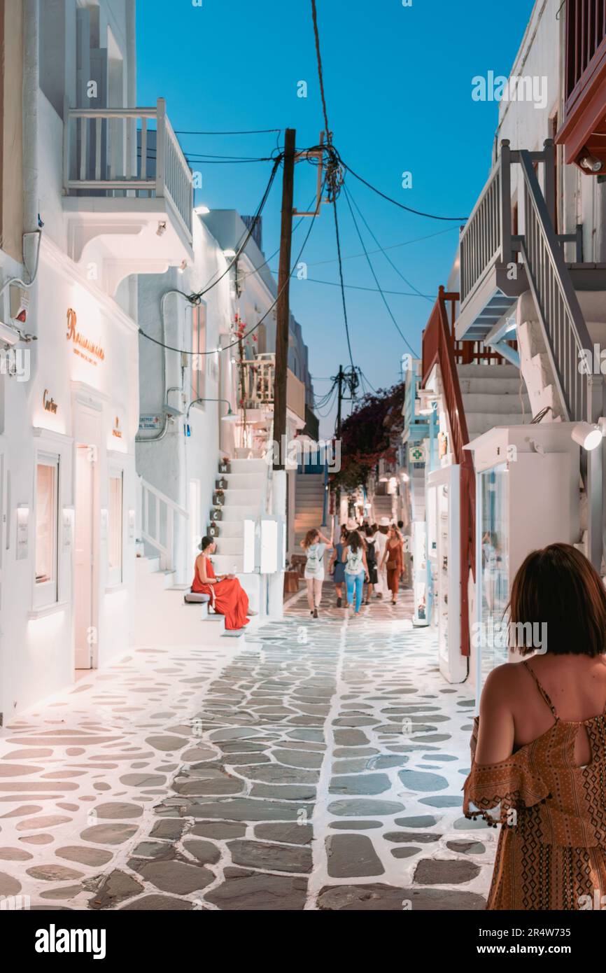 Mykonos shopping street immagini e fotografie stock ad alta risoluzione ...