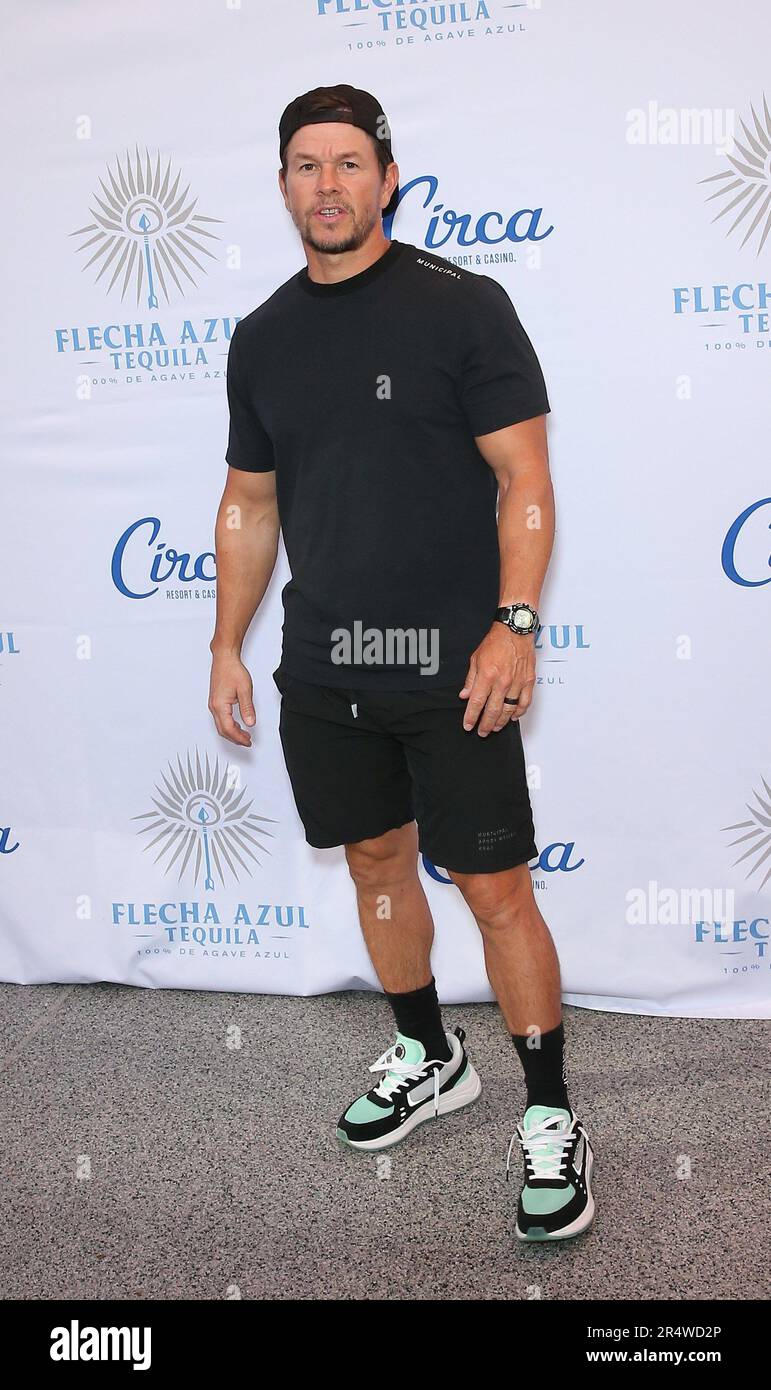 Mark wahlberg e flecha azul tequila al circa bar immagini e fotografie ...