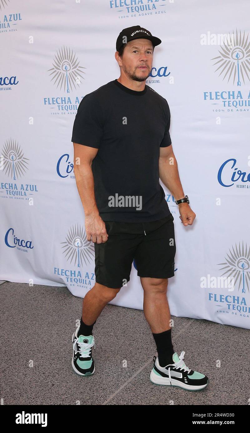 Mark wahlberg e flecha azul tequila al circa bar immagini e fotografie ...