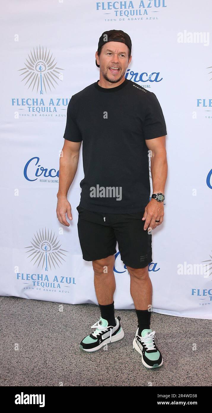 Mark wahlberg e flecha azul tequila al circa bar immagini e fotografie ...