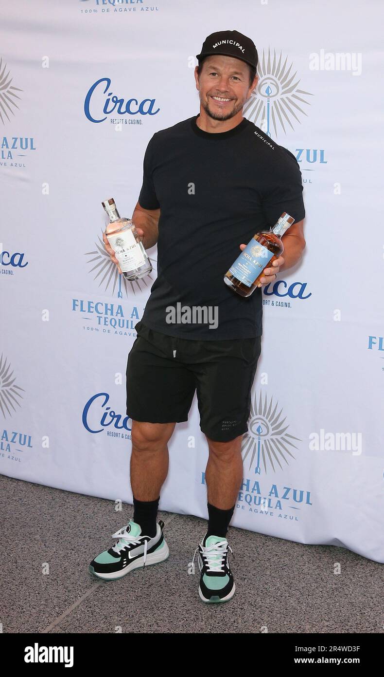 Mark wahlberg e flecha azul tequila al circa bar immagini e fotografie ...