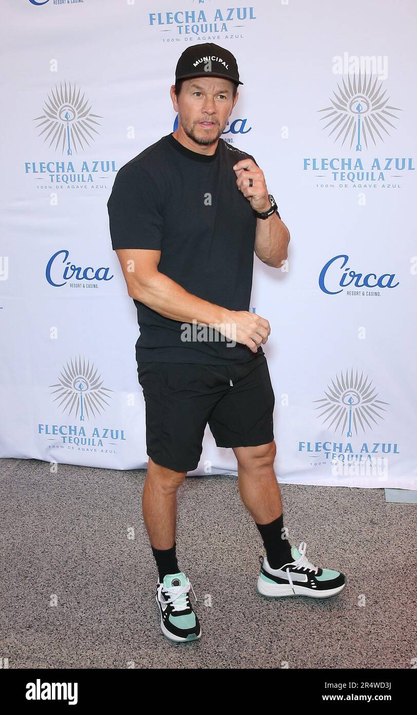 Mark wahlberg e flecha azul tequila al circa bar immagini e fotografie ...