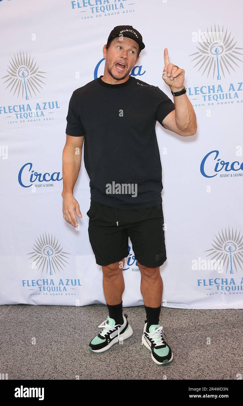 Mark wahlberg e flecha azul tequila al circa bar immagini e fotografie ...