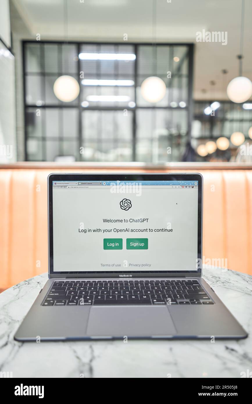 US, California - Marzo 25 2023: ChatGPT chat bot schermo visto su ...