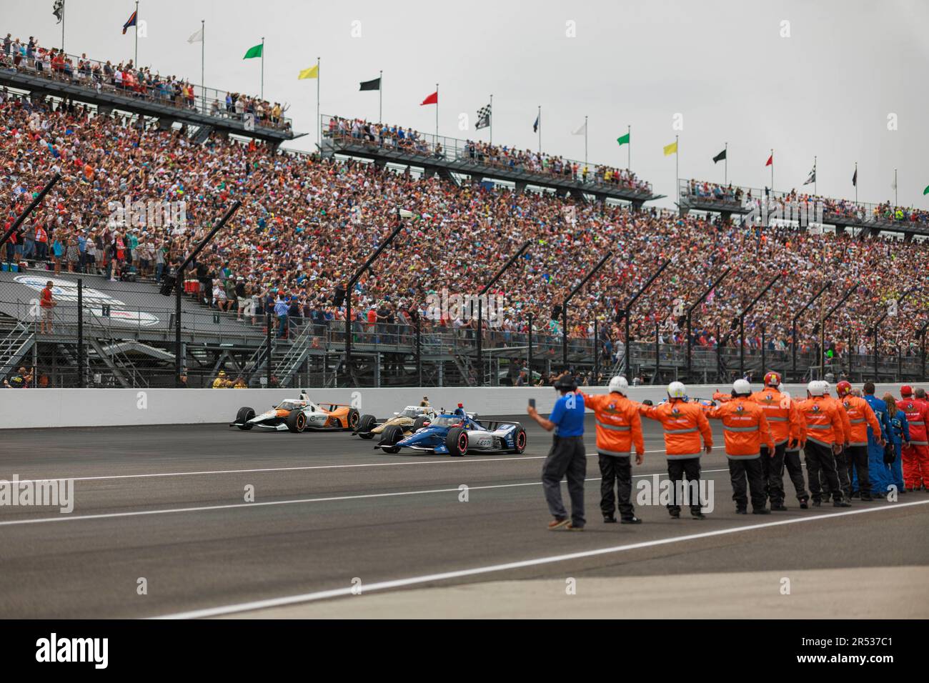 INDIANAPOLIS, INDIANA, STATI UNITI - 2023/05/28: IndyCars in prima fila ...