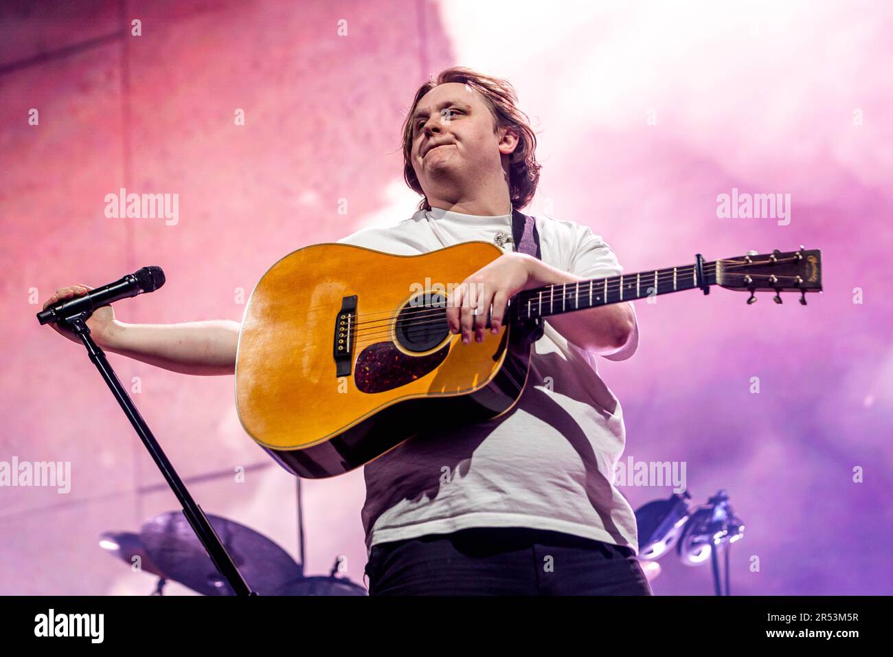 Lewis capaldi 2023 immagini e fotografie stock ad alta risoluzione - Alamy