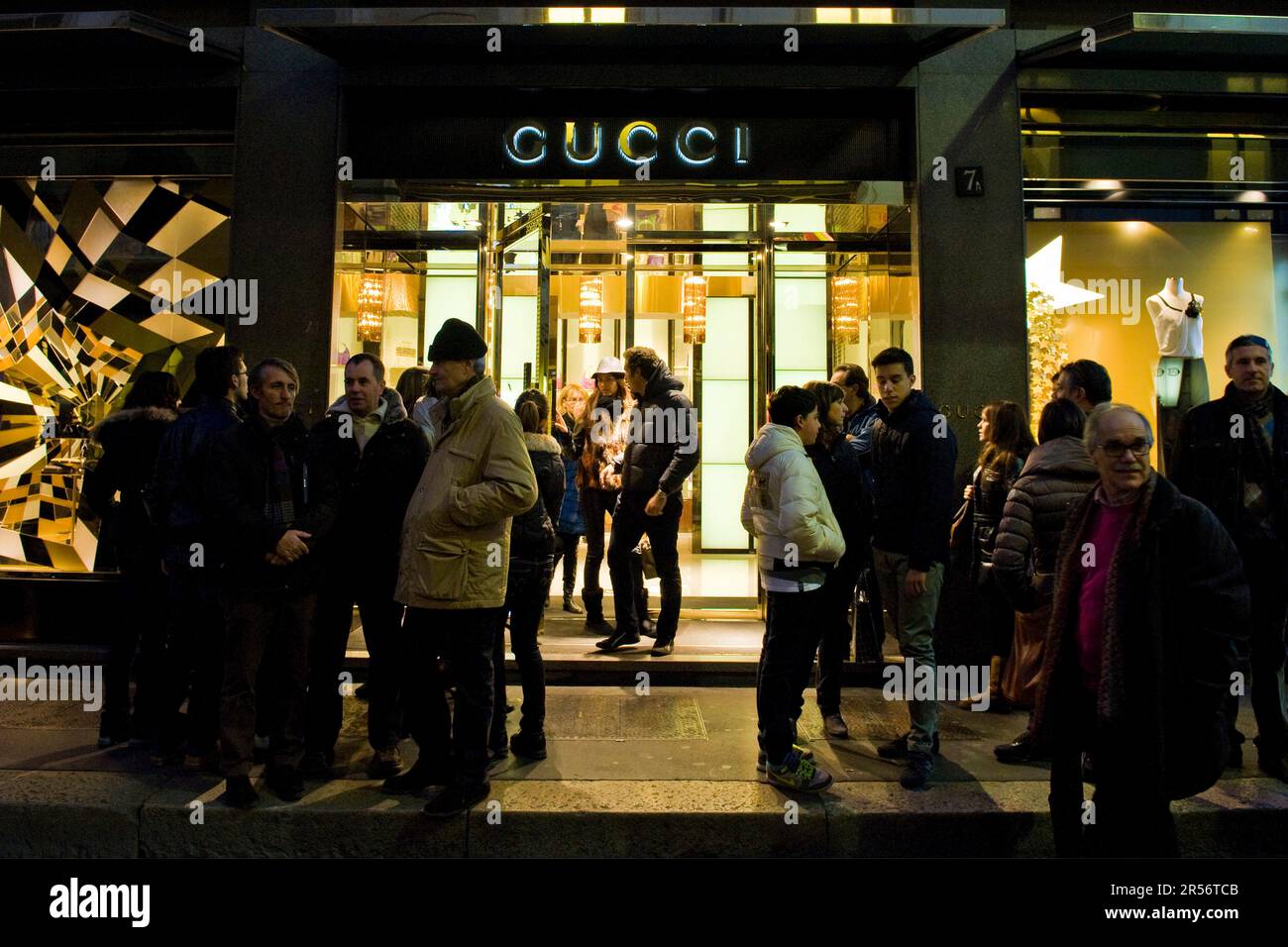 Gucci store milan italy immagini e fotografie stock ad alta risoluzione ...