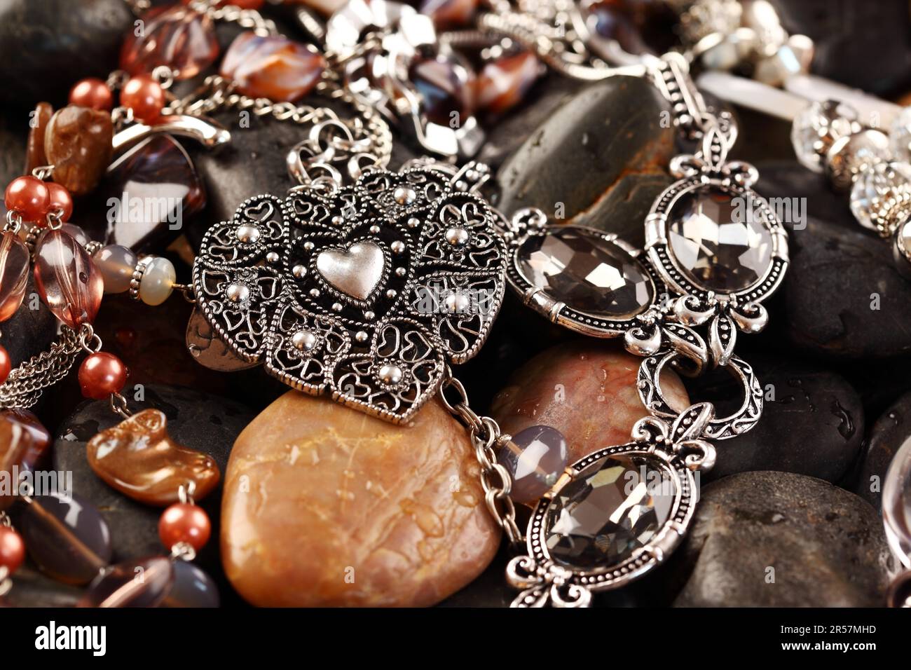 Imitation jewellery immagini e fotografie stock ad alta risoluzione - Alamy