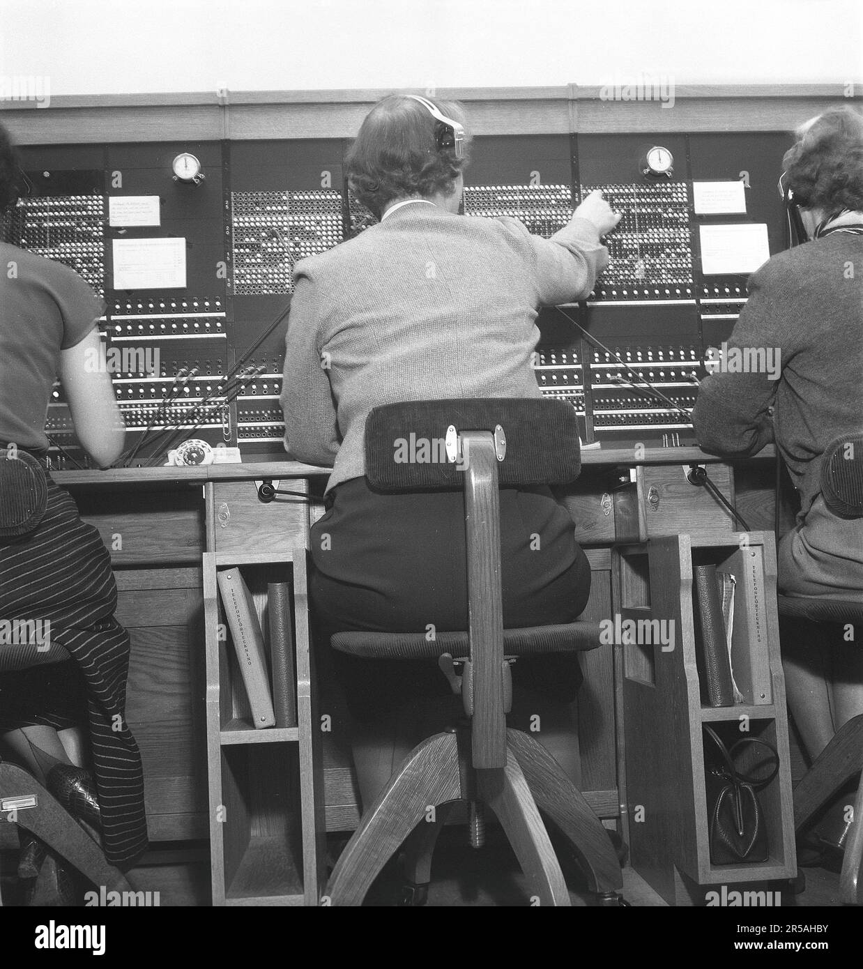 Switchboard operator vintage immagini e fotografie stock ad alta ...