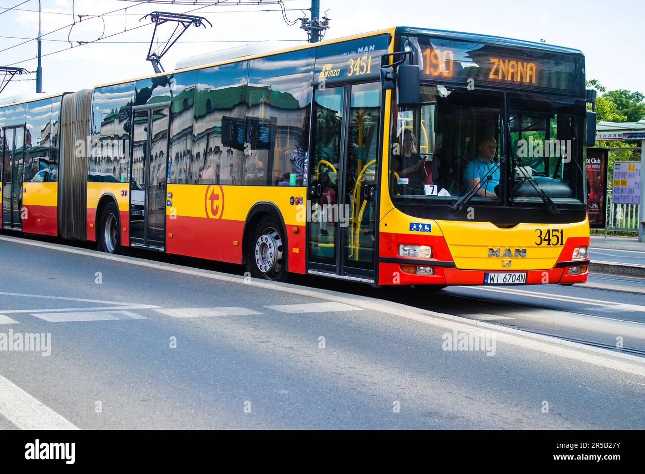 Varsavia, Polonia - 28 maggio 2023 Bus guidando nelle strade di ...