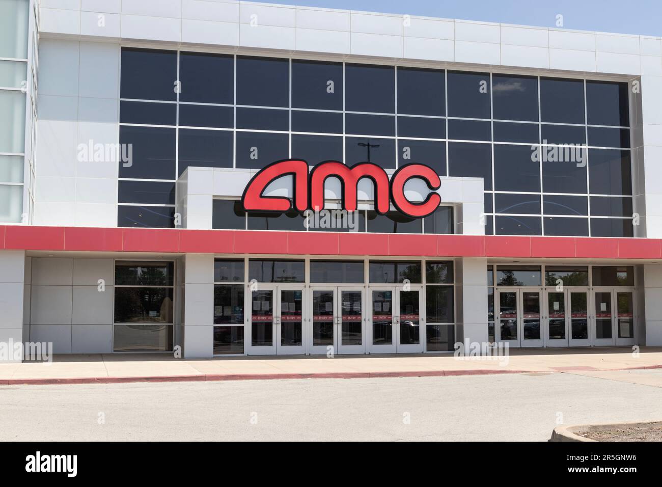 Champaign - circa Giugno 2023: Cinema AMC. AMC si sta adeguando ai ...