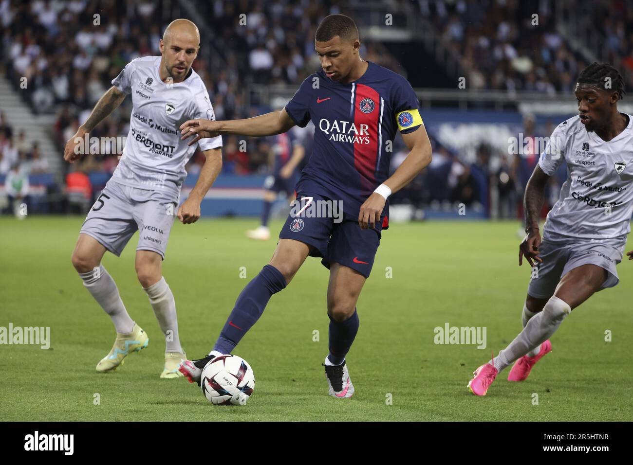 Kylian Mbappe di PSG tra Johan Gastien e Muhammed Cham Saracevic di ...