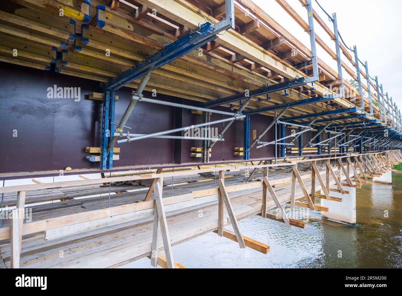 Costruzione di un ponte sul fiume Gauja in Lettonia. Costruzione di ...