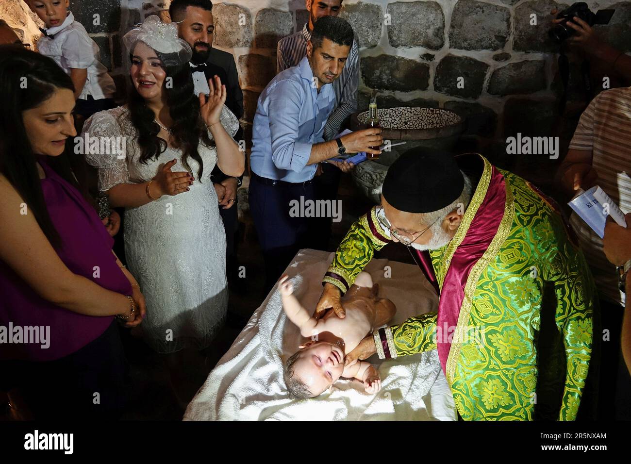 Il sacerdote Gabriel Akyuz, venuto a Diyarbakir dalla città di Mardin ...