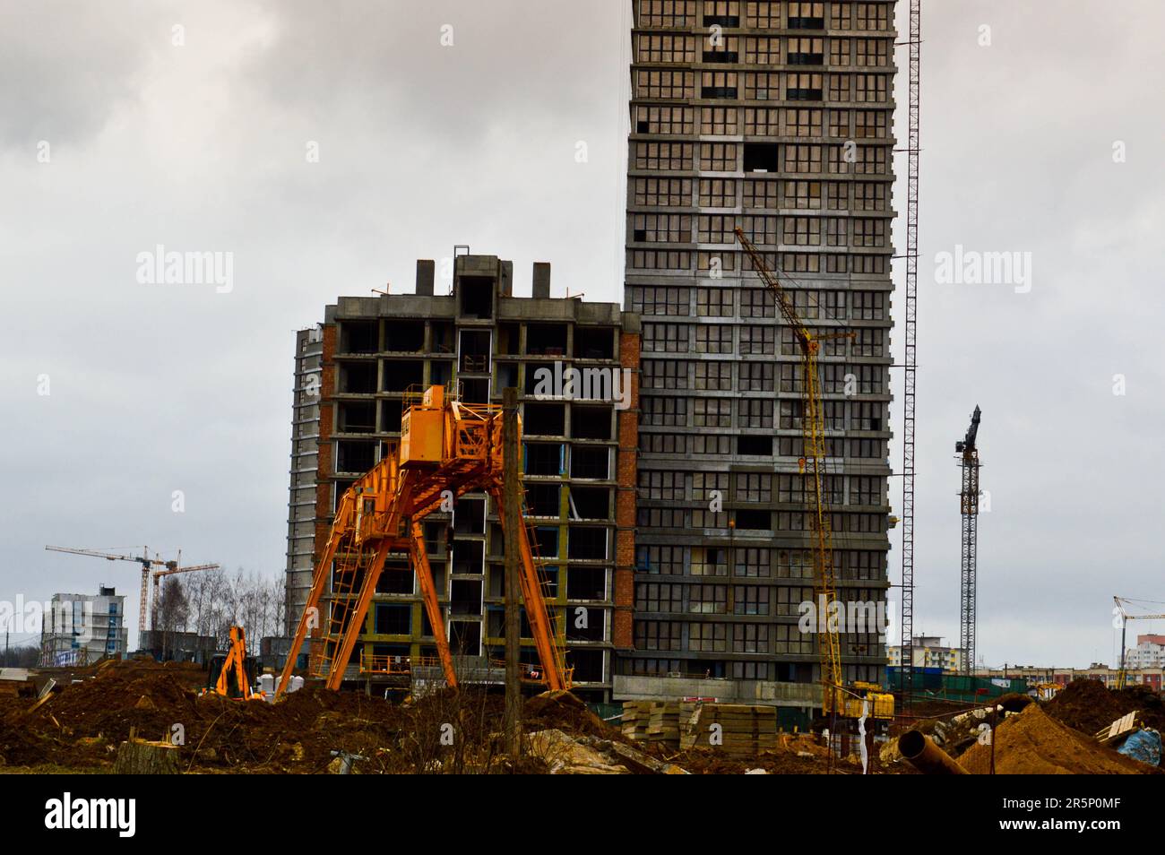 Costruzione di un grande e confortevole edificio a piu' piani in ...