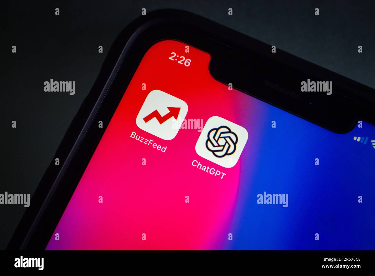Primo piano icone OpenAI ChatGPT e BuzzFeed visualizzate sullo schermo ...
