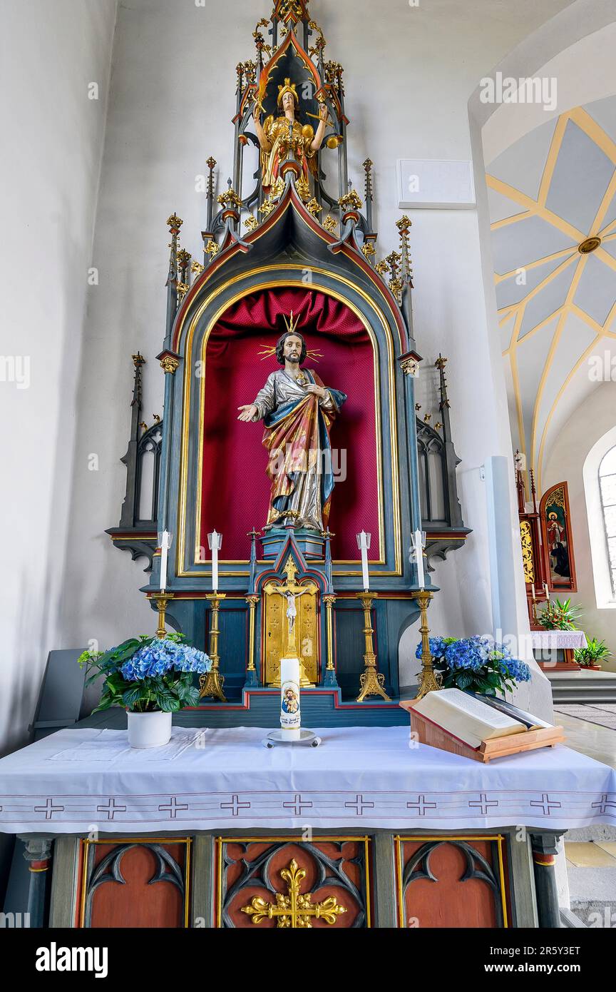 Altare laterale con figura di Cristo nella chiesa di San Michael, una ...
