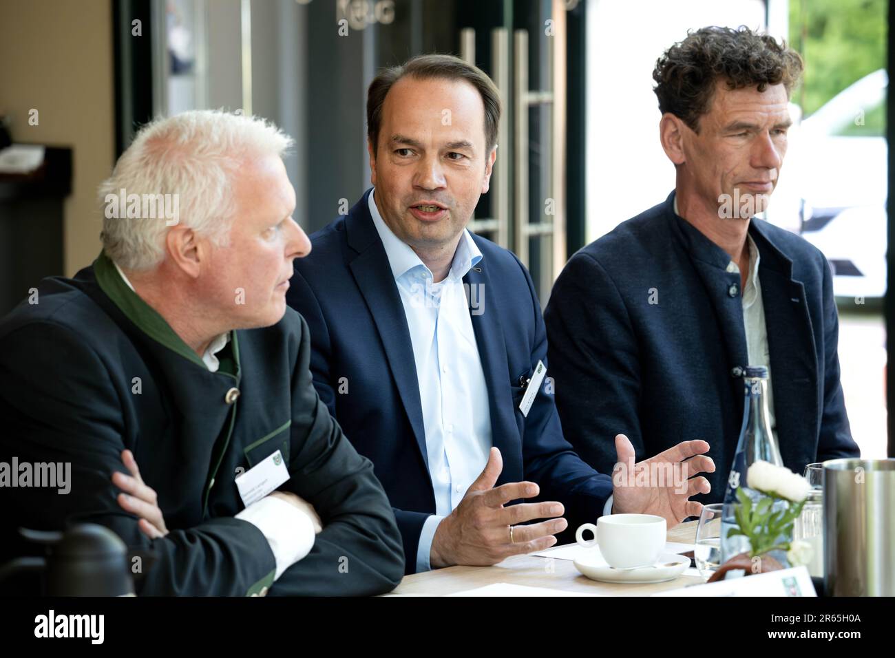 07 giugno 2023, bassa Sassonia, Aurich: Gernold Lengert (l-r), vice ...