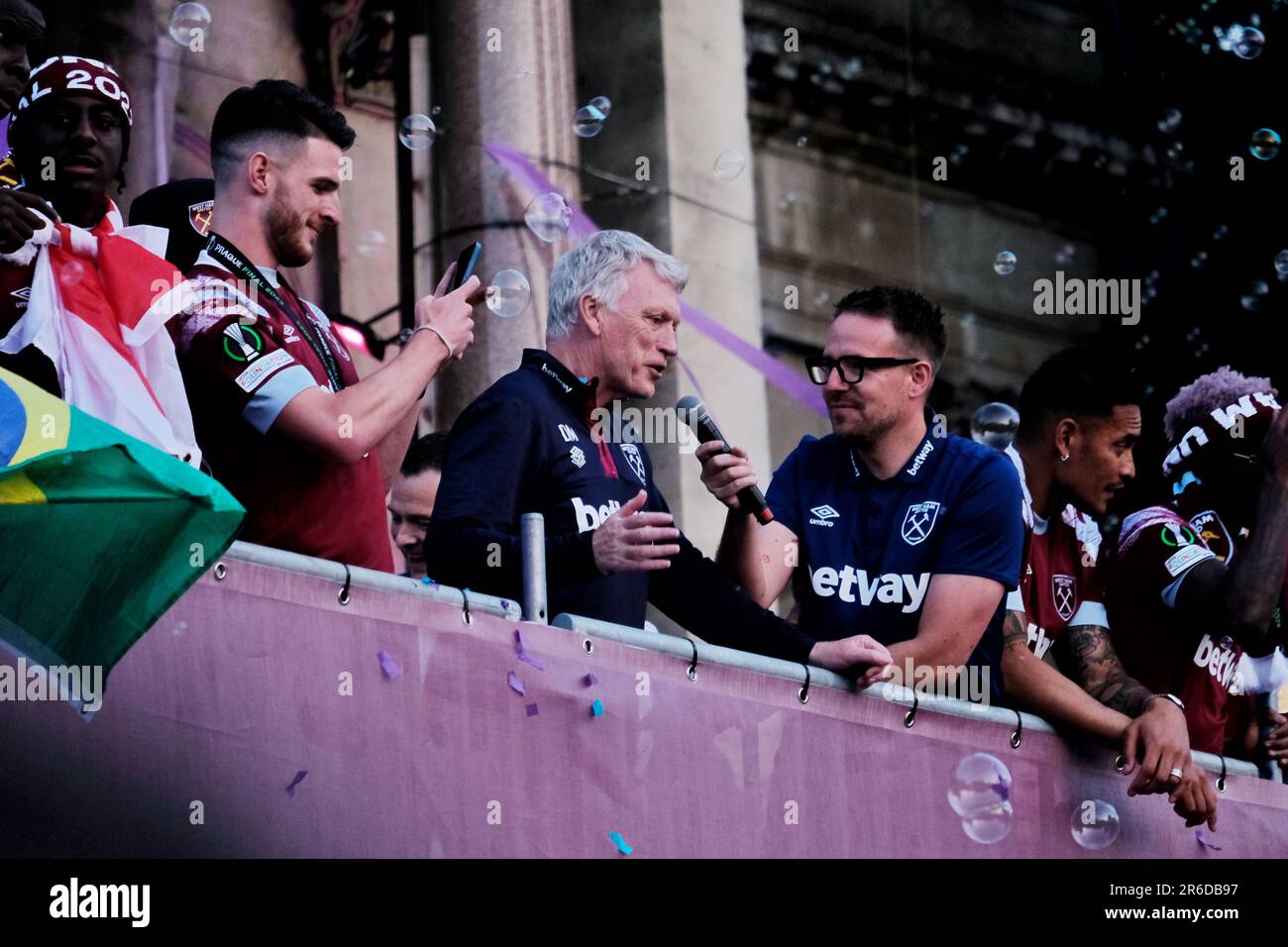 Uefa europa league trophy bus parade immagini e fotografie stock ad ...