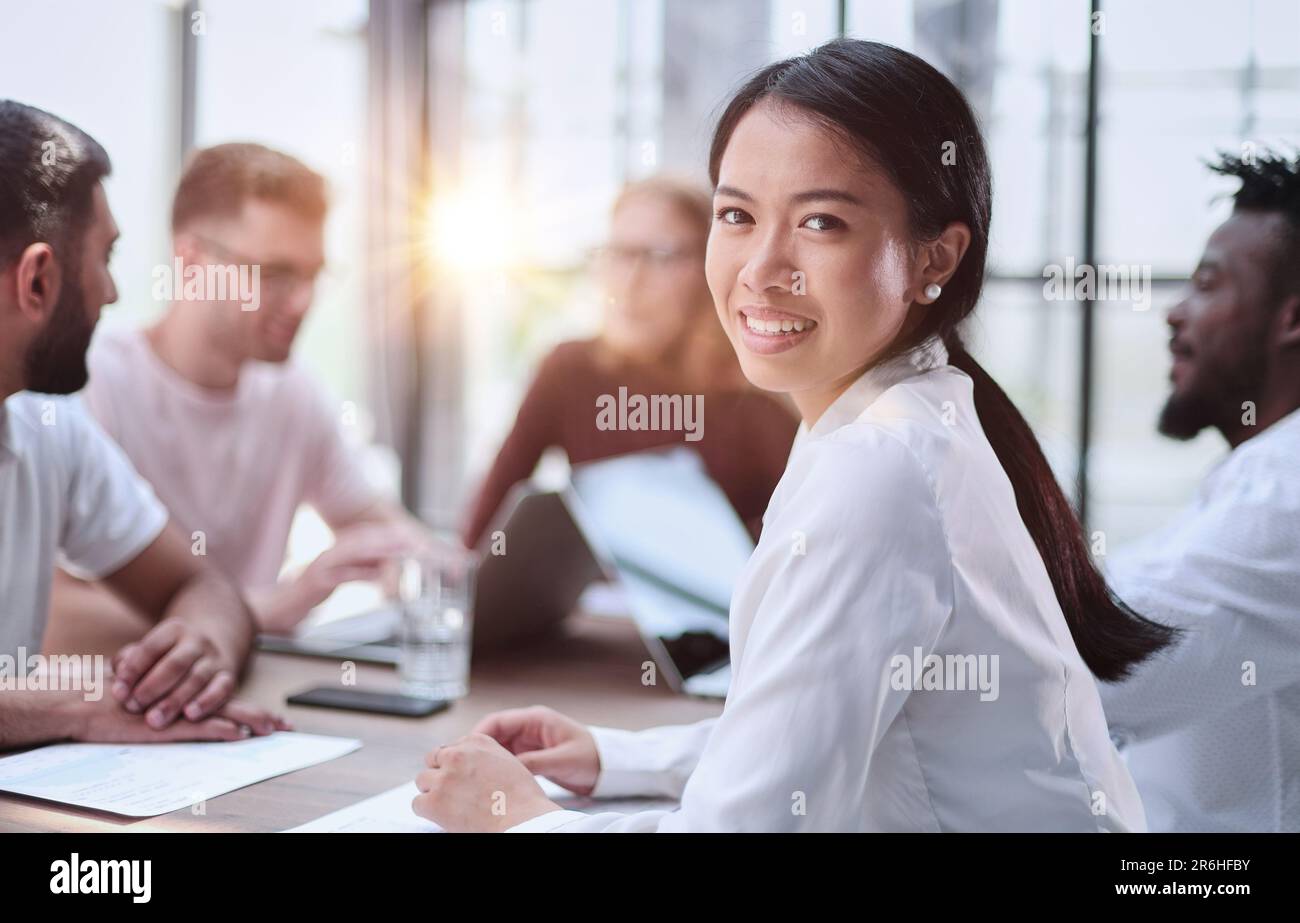 Sagome di persone al tavolo immagini e fotografie stock ad alta ...