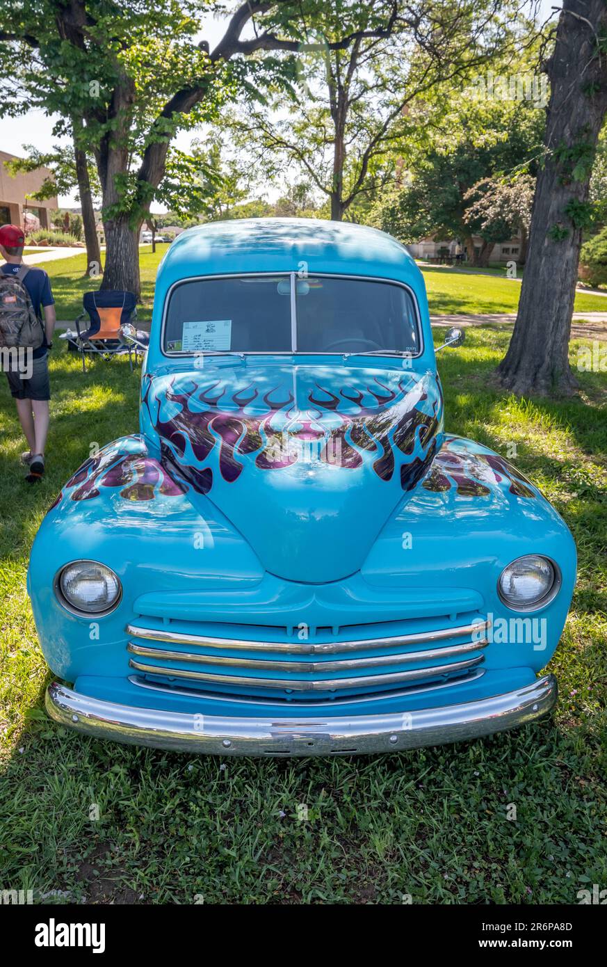 Canon City, CO, USA - 10 giugno 2023: Le auto d'epoca e i contadini che ...