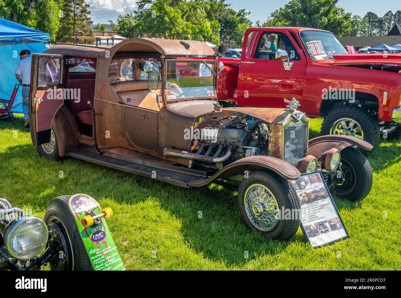 Canon City, CO, USA - 10 giugno 2023: Le auto d'epoca e i contadini che ...