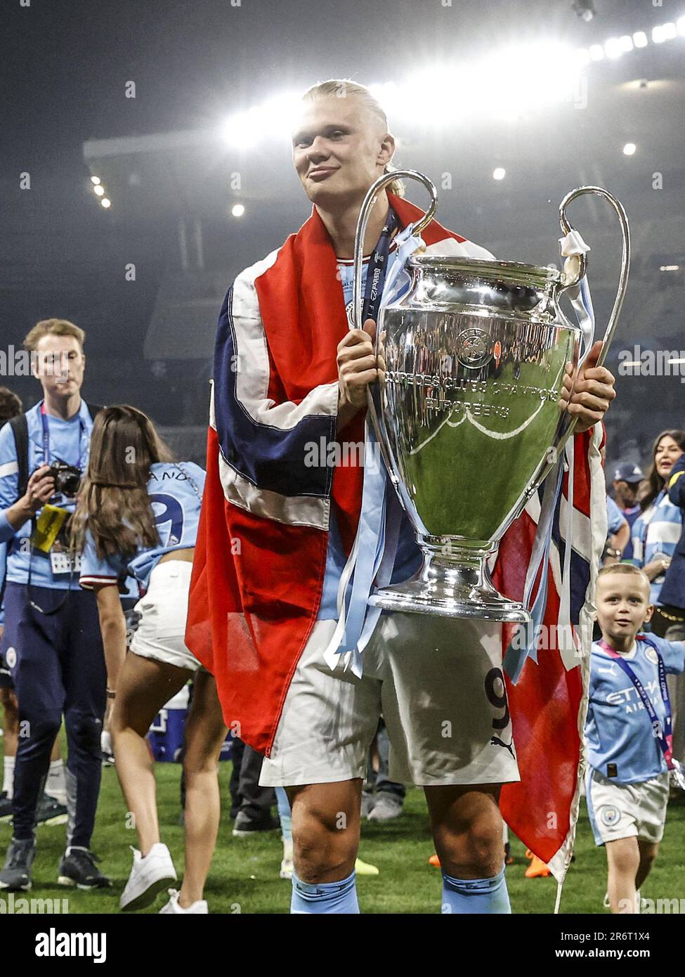 ISTANBUL - Erling Haaland del Manchester City FC con il trofeo UEFA Champions League, Coupe des ...