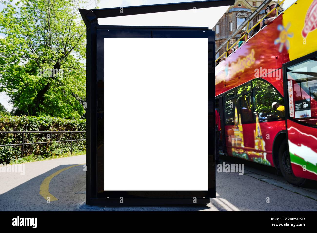 rifugio autobus. cartello pubblicitario lightbox. modello mockup ...