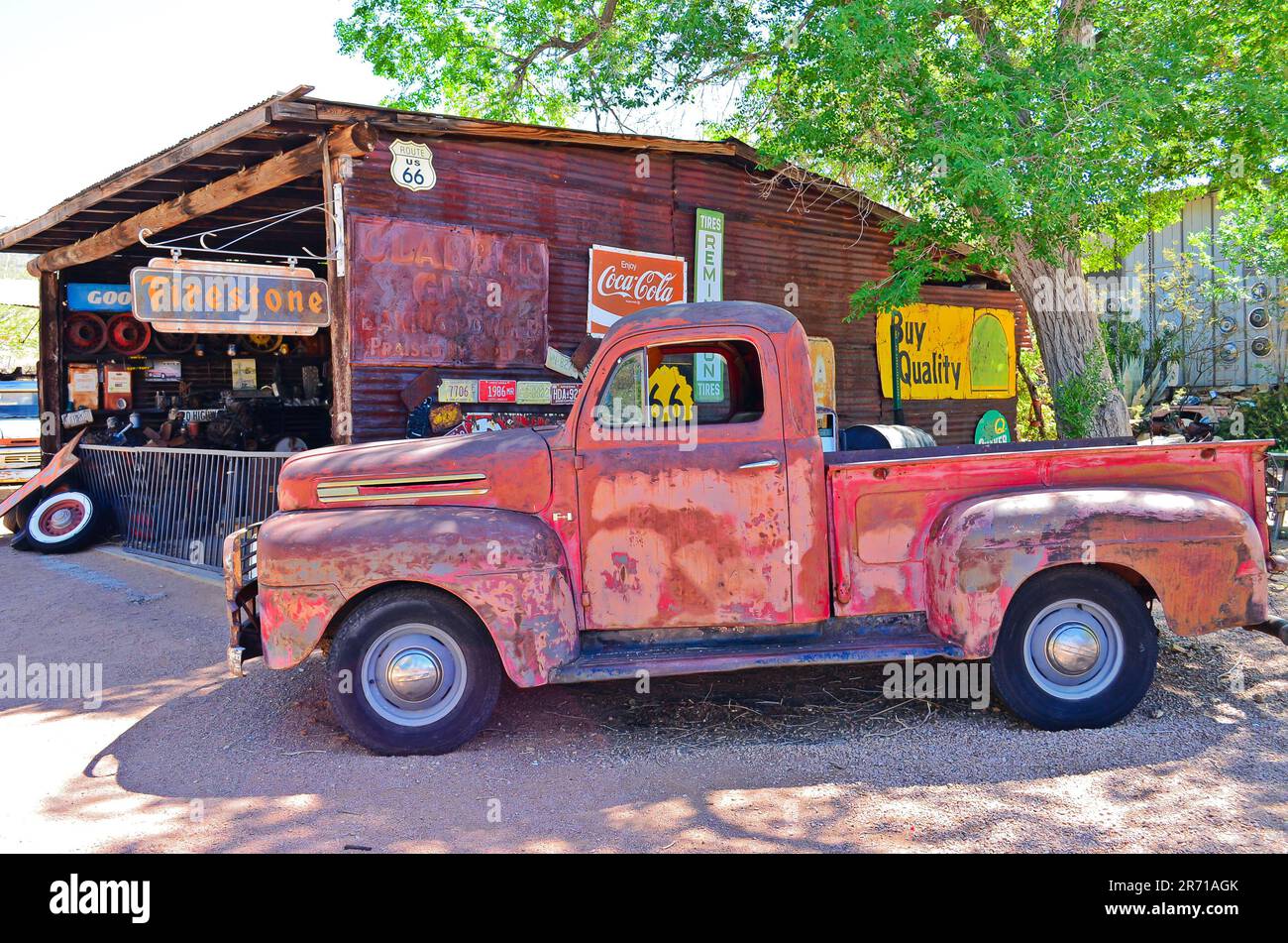 Camioncino pick up anni 1950 con auto d'epoca degli anni cinquanta ...
