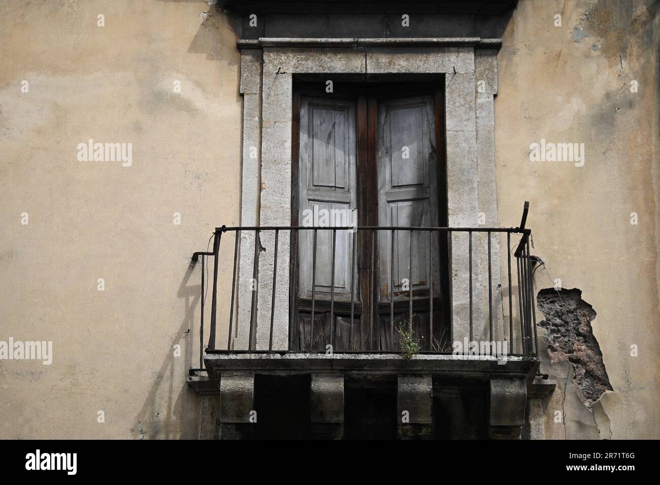 Finestra di un antico edificio neoclassico con rifiniture in pietra ...