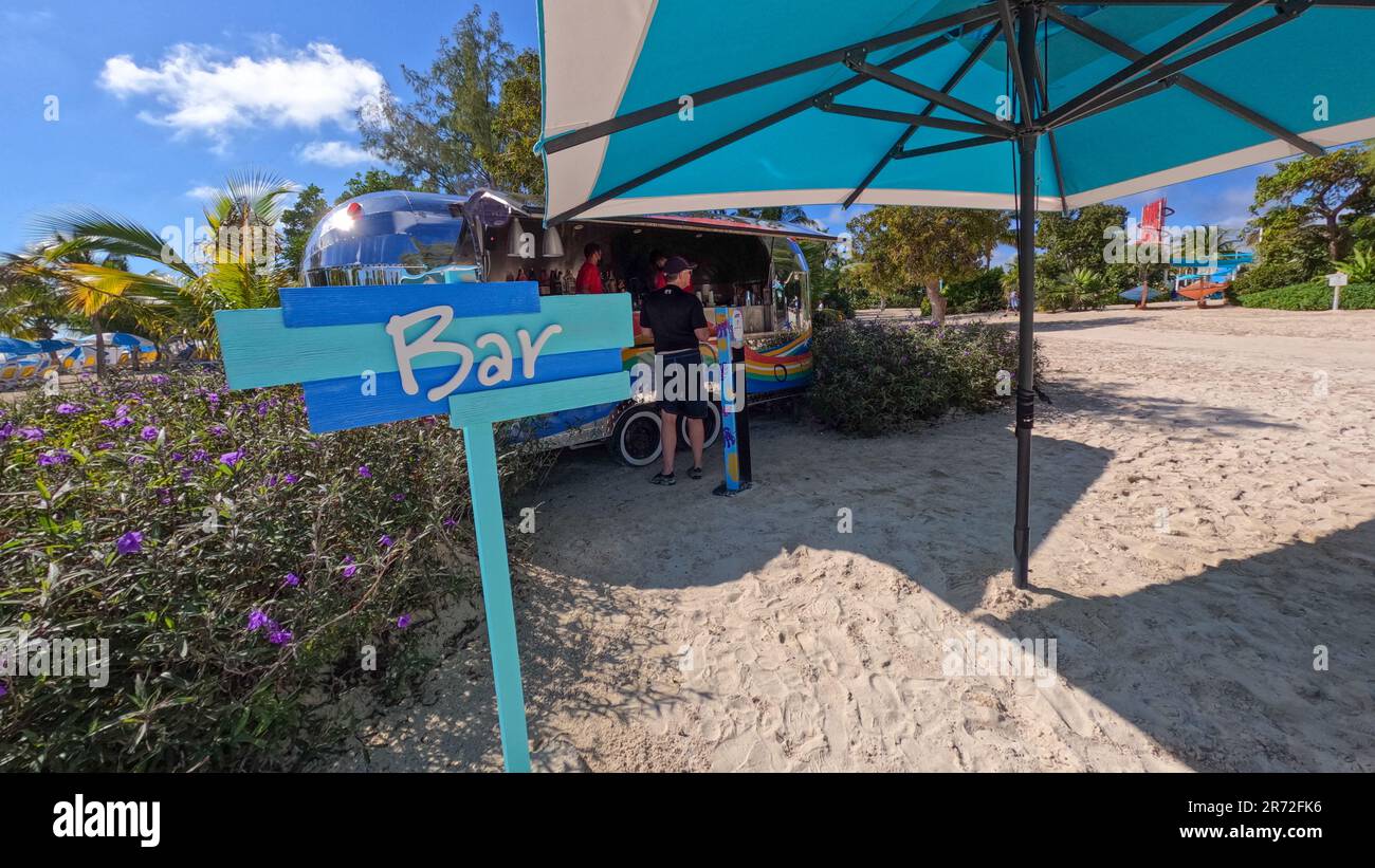Bahamas - 7 dicembre 2021: Un bar in un rimorchio a Coco Cay che è ...