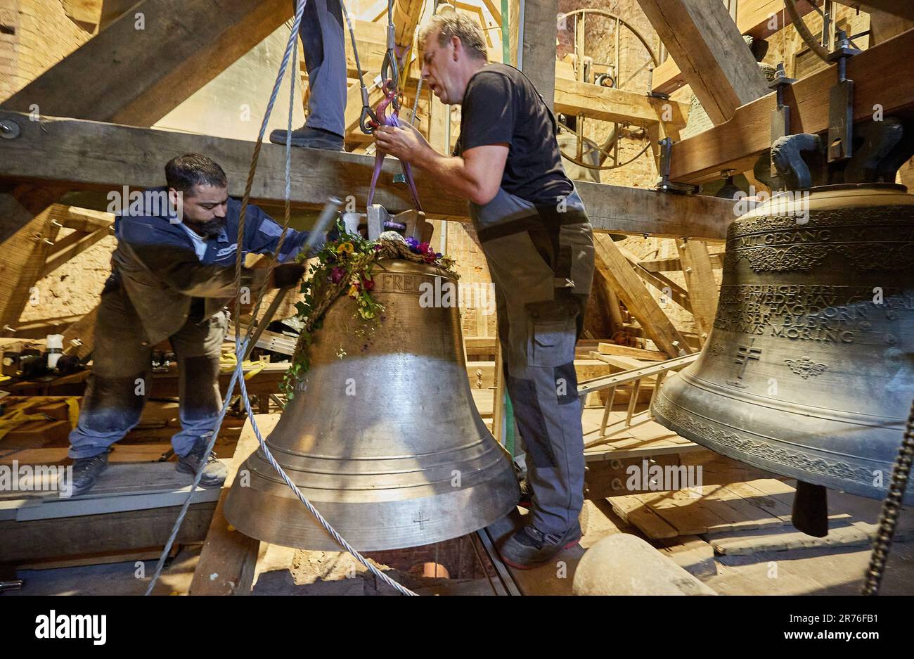 13 giugno 2023, Schleswig-Holstein, Lübeck: I montatori Gabriel do ...