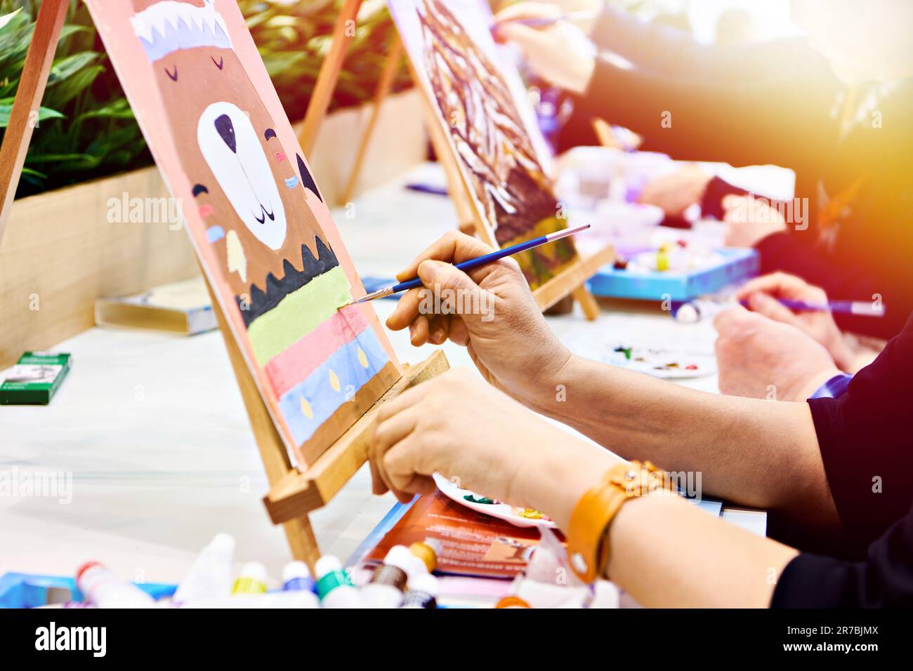 L'artista dipinge un'immagine immagini e fotografie stock ad alta ...