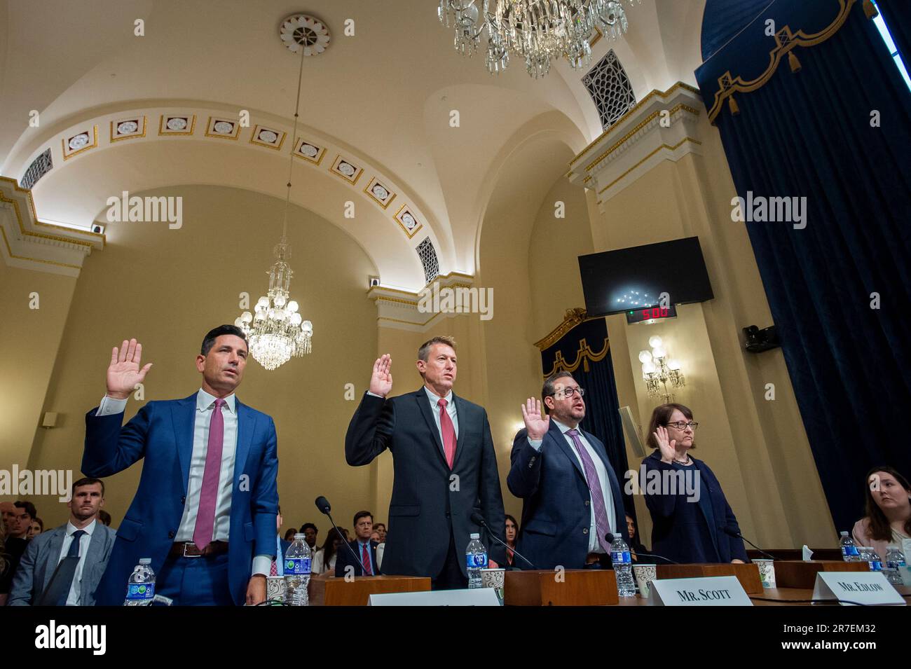 Chad Wolf, ex Segretario di Stato degli Stati Uniti Department of Homeland Security, a sinistra ...