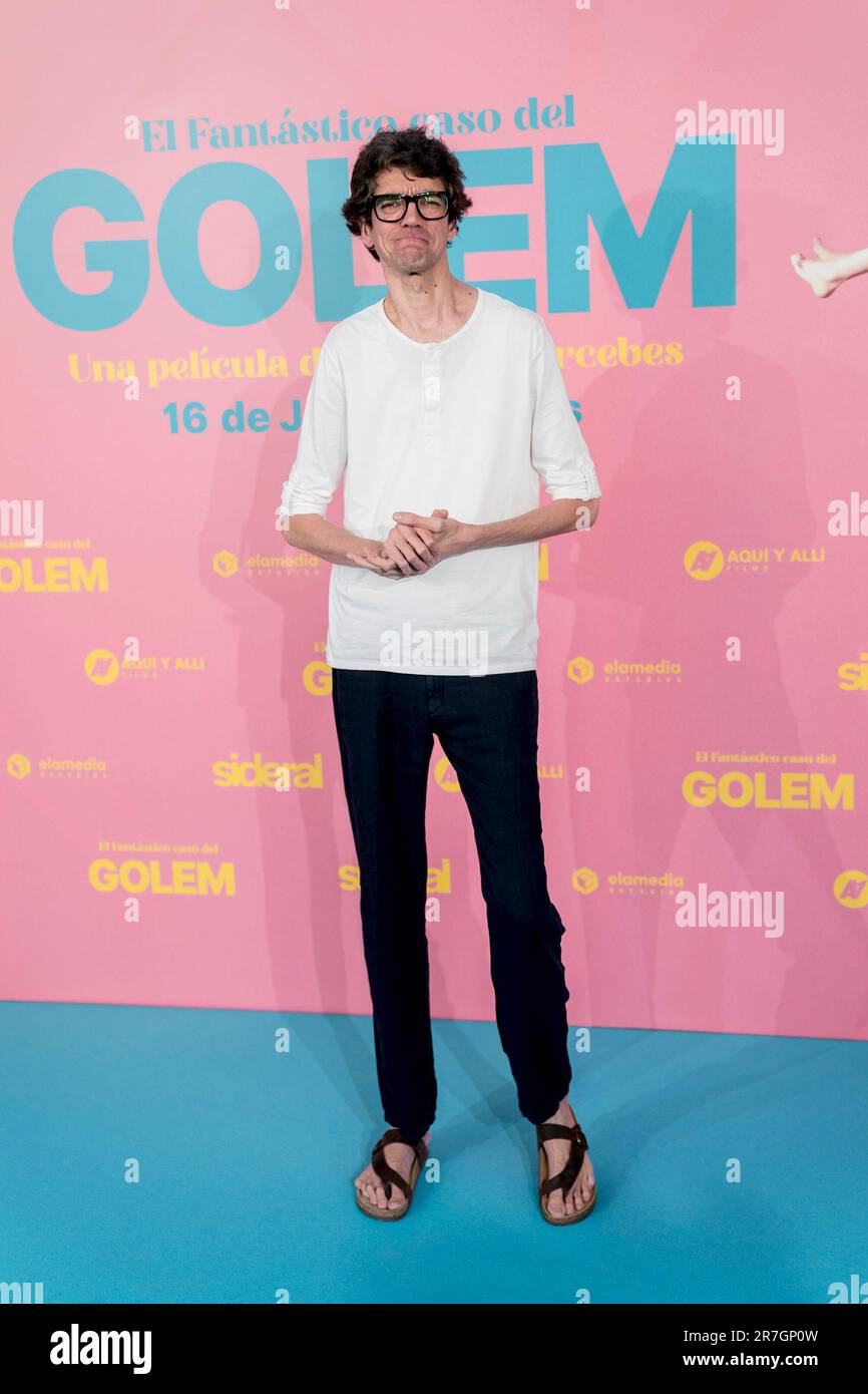 Actor Javier Botet poses during the premiere of 'El Fantástico Caso del ...