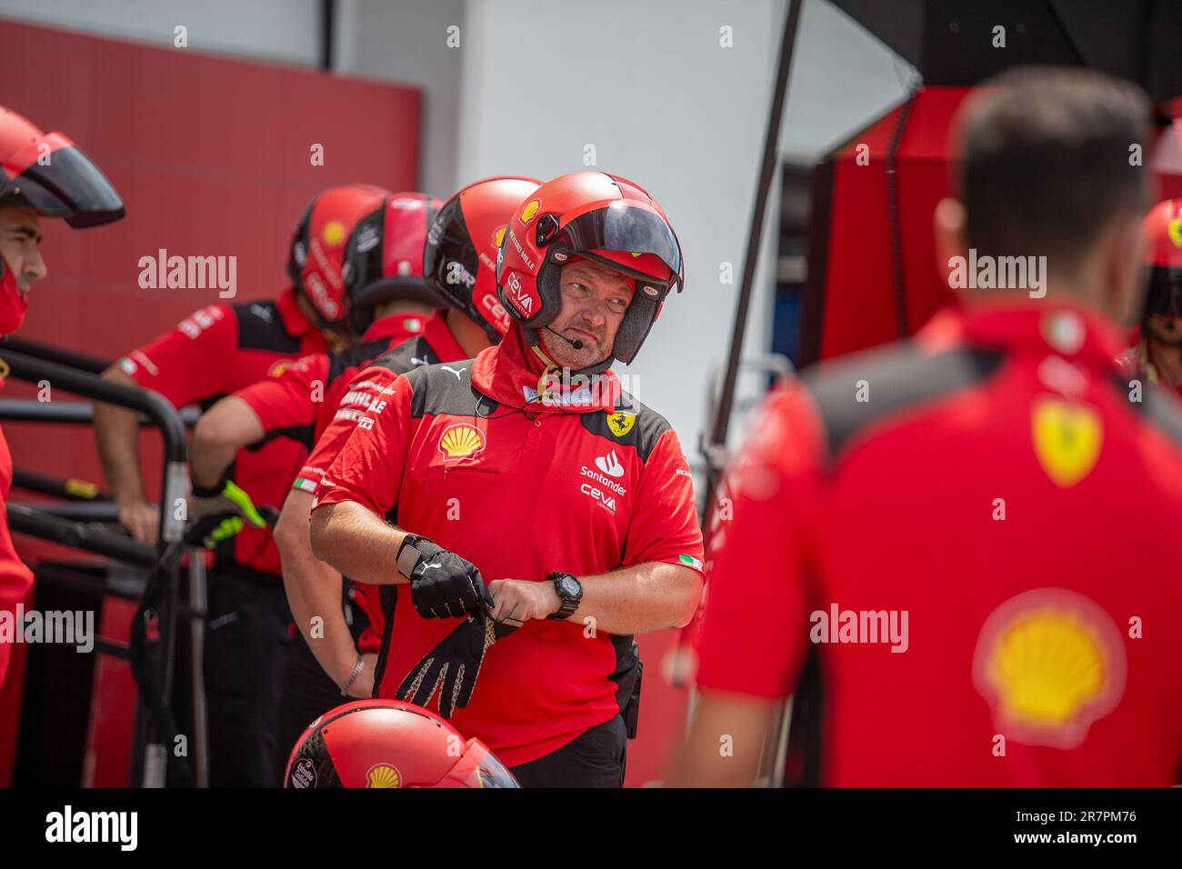 I meccanici della Scuderia Ferrari al lavoro. Durante il giorno 1 di ...
