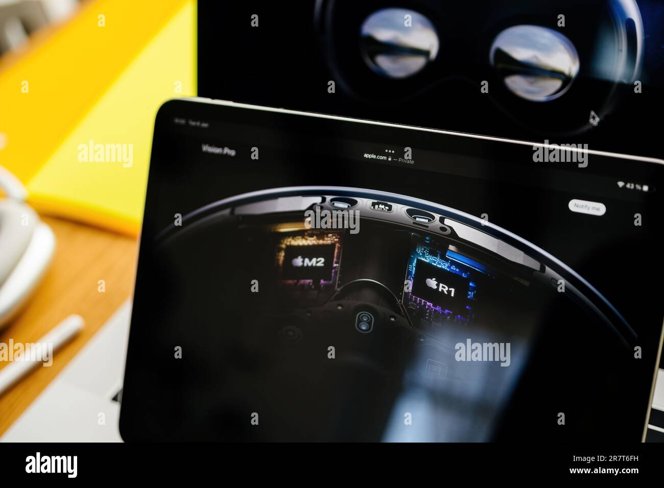 Parigi, Francia - 6 giugno 2023: Chip m2 e R1 sul tavolo della stanza ...