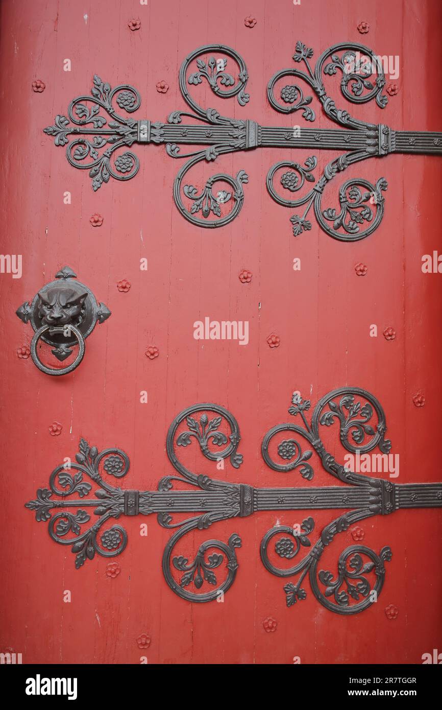 Porta rossa con lavori in ferro battuto immagini e fotografie stock ad ...