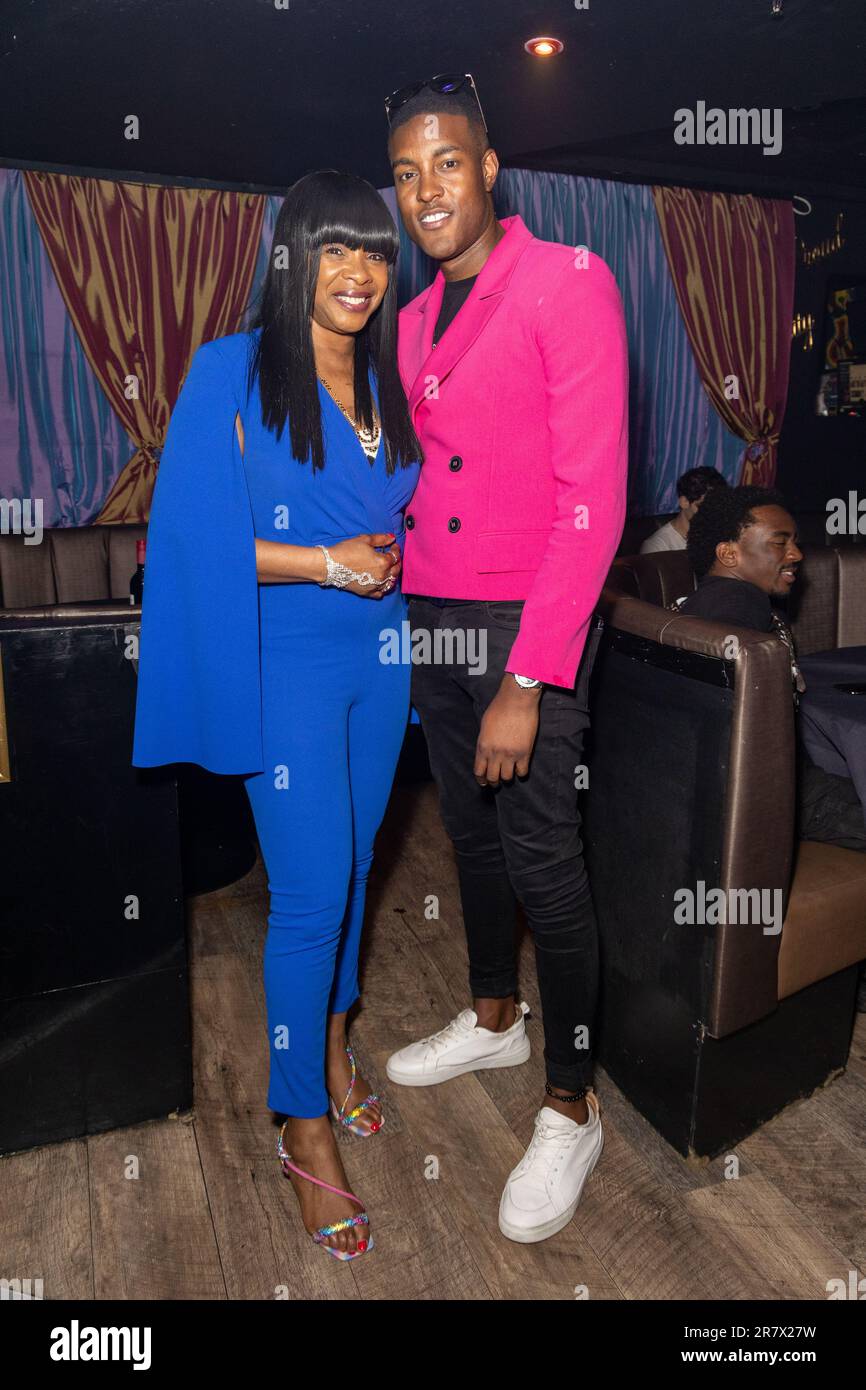 Gli ospiti partecipano alla festa di lancio di Front Fanz a Proud City ...