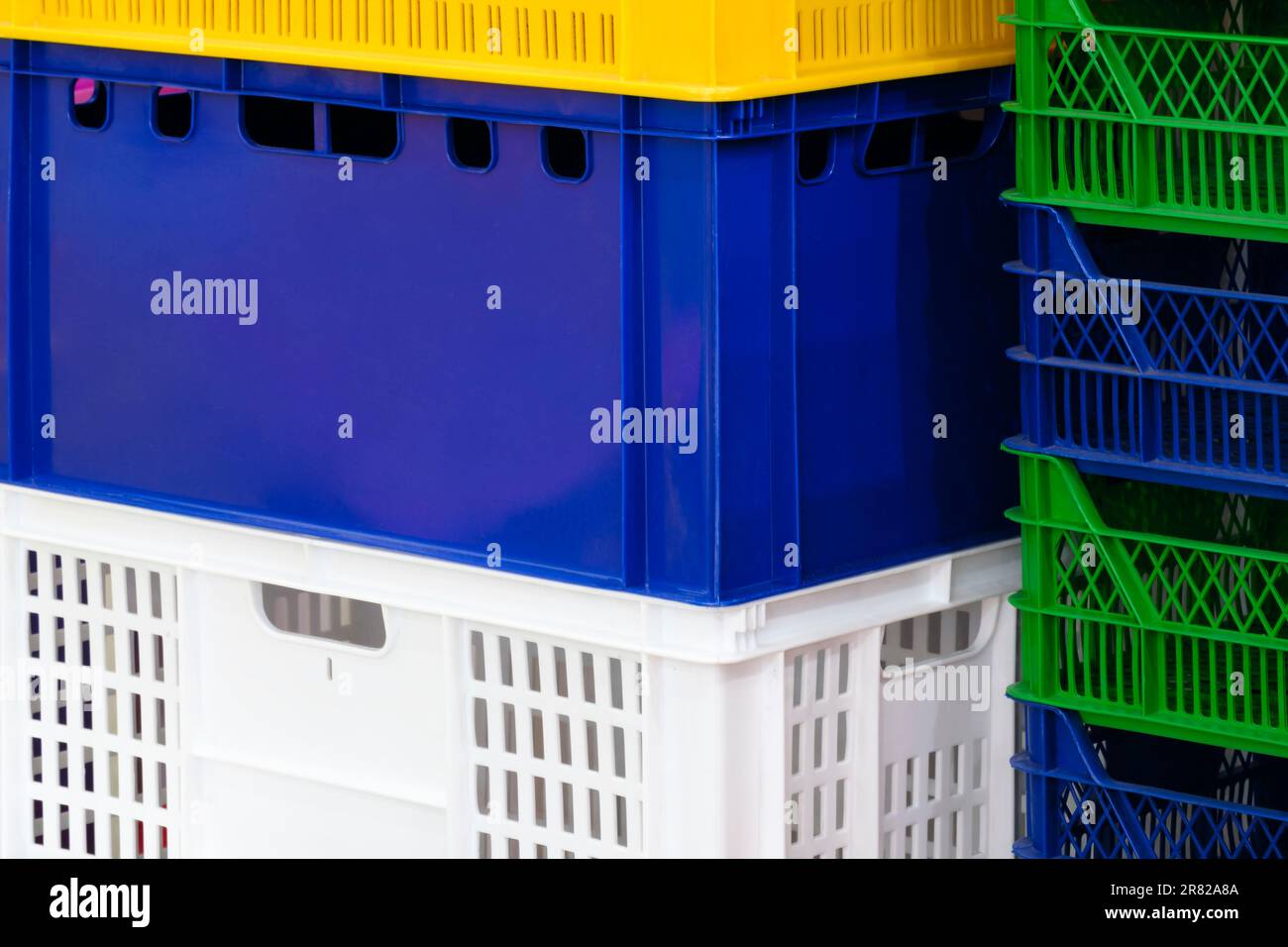 Scatole di plastica colorate immagini e fotografie stock ad alta ...