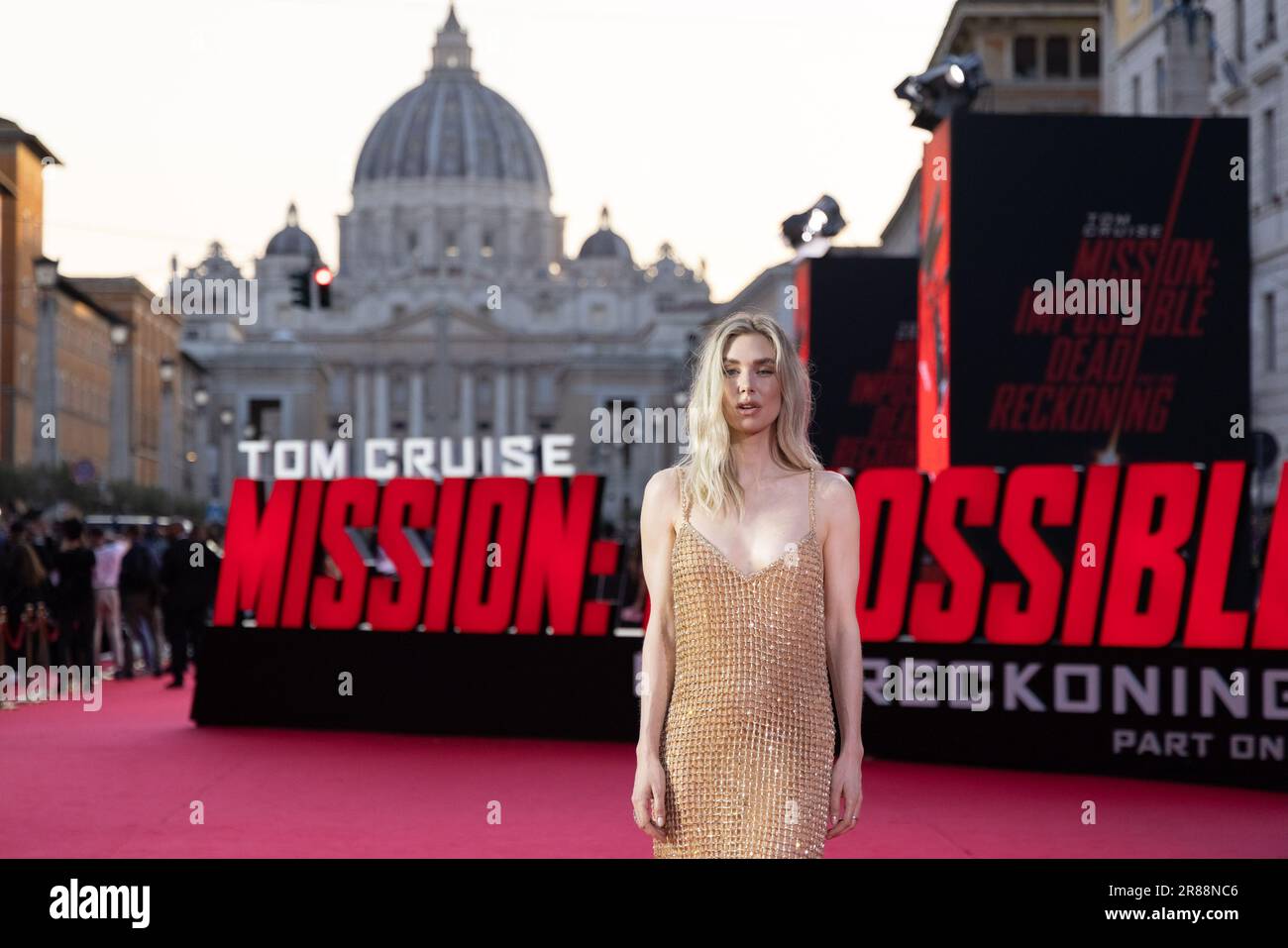 Vanessa Kirby (in un abito Miu Miu) partecipa al Global Premiere of ...