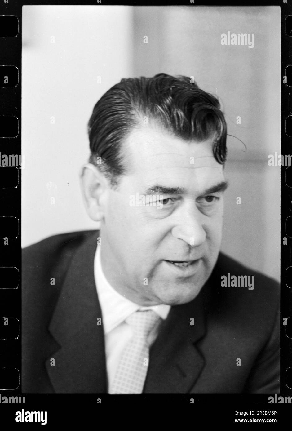 Corrente 40-8-1960: In fondo alla piramide invertita. Peder Søiland è ...