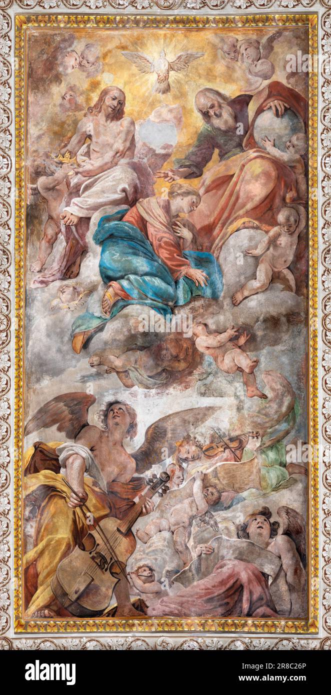 NAPOLI, ITALIA - 19 APRILE 2023: L'affresco incoronazione della Vergine ...