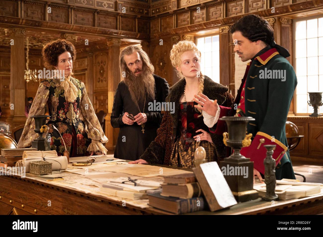 IL GRANDE, da sinistra: Belinda Bromilow, Adam Godley, Elle Fanning ...